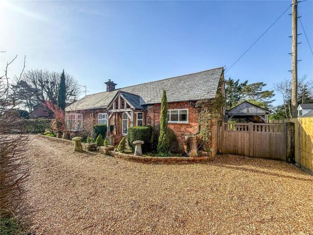 2 Bedroom Bungalow Christchurch Dorset 101199933