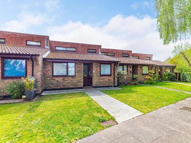2 Bedroom Bungalow Christchurch Dorset 101278003