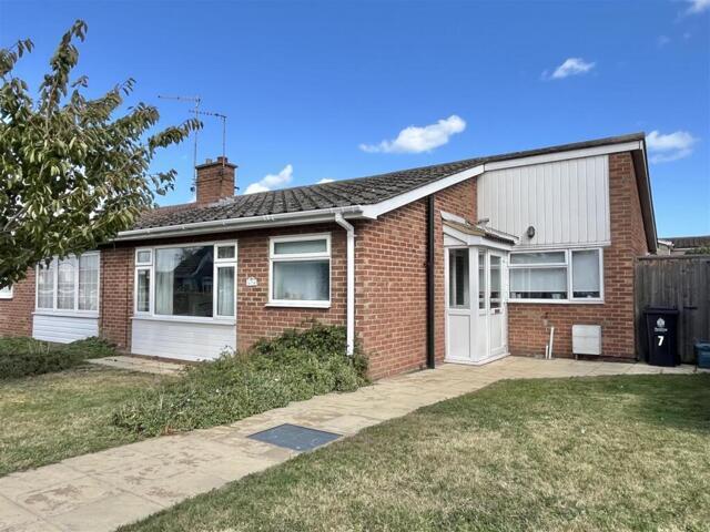 2 Bedroom Bungalow Clacton On Sea Essex 98687655