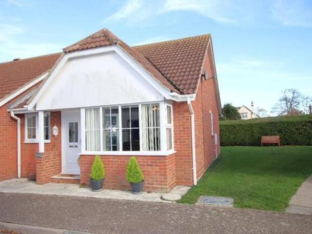 2 Bedroom Bungalow Clacton On Sea Essex 98204925