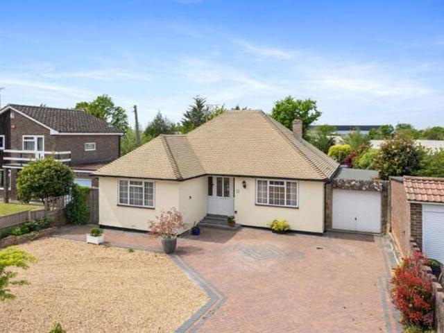 2 Bedroom Bungalow Crawley West Sussex 99641684