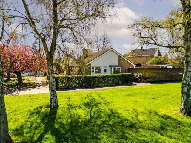 2 Bedroom Bungalow Aylesbury Buckinghamshire LS101675220