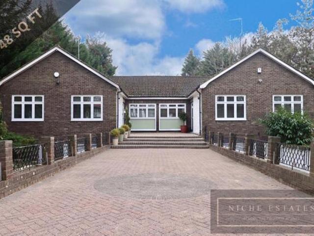 2 Bedroom Bungalow Barnet London 99805993