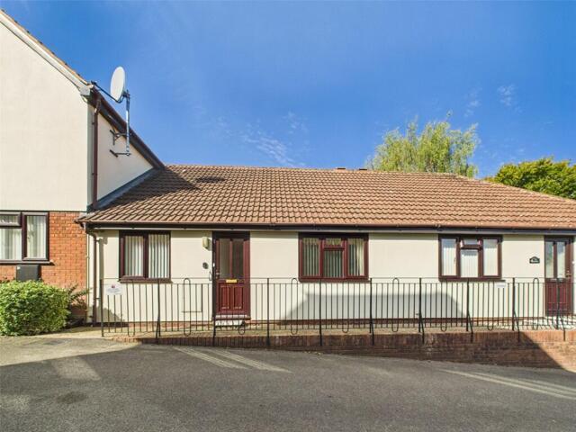 2 Bedroom Bungalow Gloucester Gloucestershire LS98335732