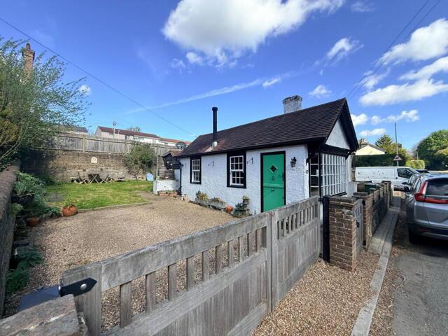 2 Bedroom Bungalow East Sussex Kent 101796806