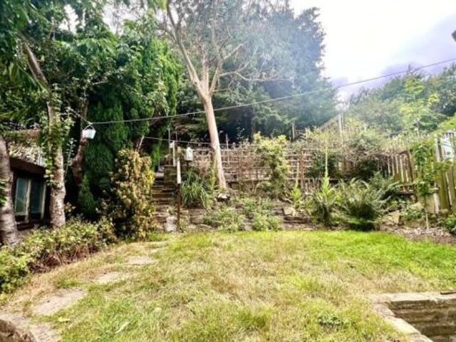 2 bedroom bungalow for rent in Banksfield Crescent, Yeadon, Leeds, West Yorkshire, LS19