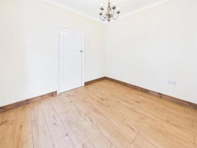 2 bedroom bungalow for rent in Gladstone Avenue, TW2