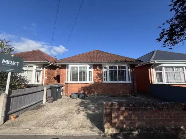 2 bedroom bungalow for rent in Evershot Road, Bournemouth,.