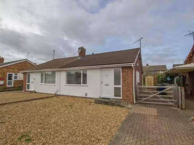 2 bedroom bungalow for rent in Fontwell Avenue, Cambridge, CB4