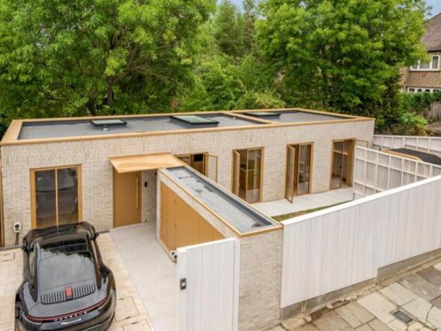 2 bedroom bungalow for rent in Friary Way London N12