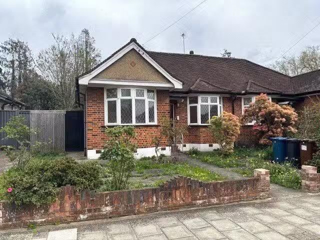 2 bedroom bungalow for rent in Hereford Gardens, Pinner, HA5
