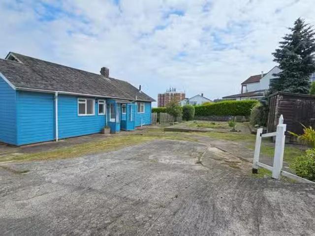 2 bedroom bungalow for rent in Highlands Road, Portishead, Bri.