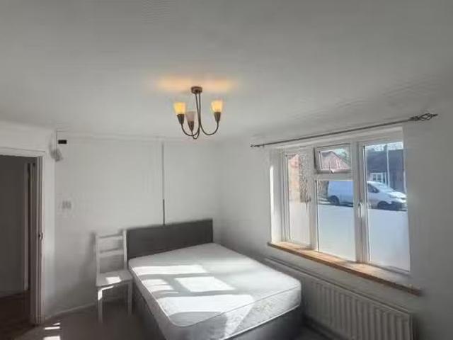 2 bedroom bungalow for rent in Sandycroft Road, AMERSHAM, HP6