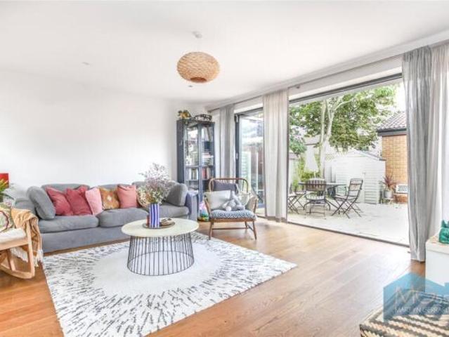 2 bedroom bungalow for rent in Palmerston Road, London, N22