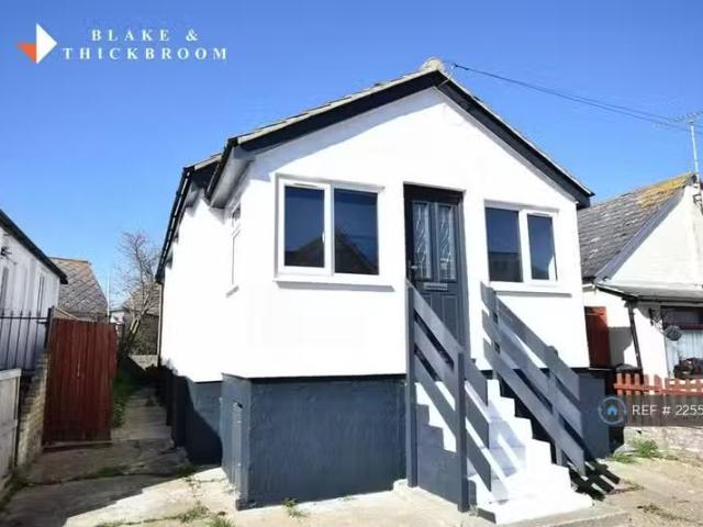 2 bedroom bungalow for rent in The Close, Jaywick, Clacton On.