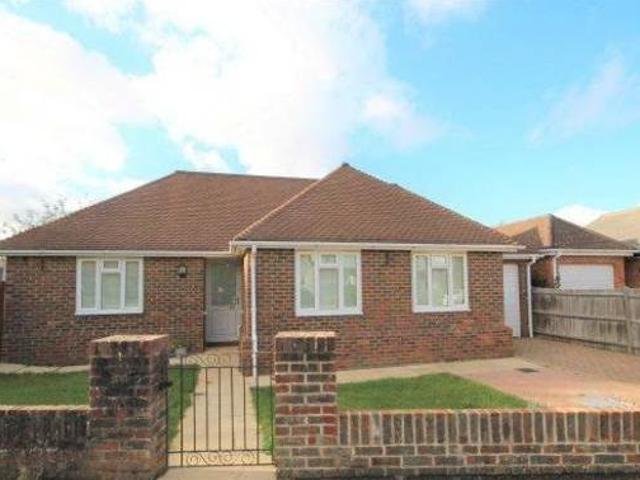 2 bedroom bungalow for rent in The Crescent Horsham RH12