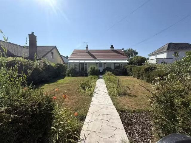 2 bedroom bungalow for rent in Two Bridges Road, Sidford, Sidm.