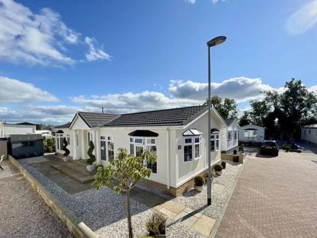 2 bedroom bungalow for sale in 19 Willow Park Burnhouse KA15