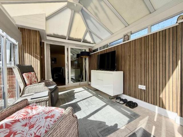 2 bedroom bungalow for sale in Celandine Drive, Barton Hills, Luton, Bedfordshire, LU3 4AG, LU3