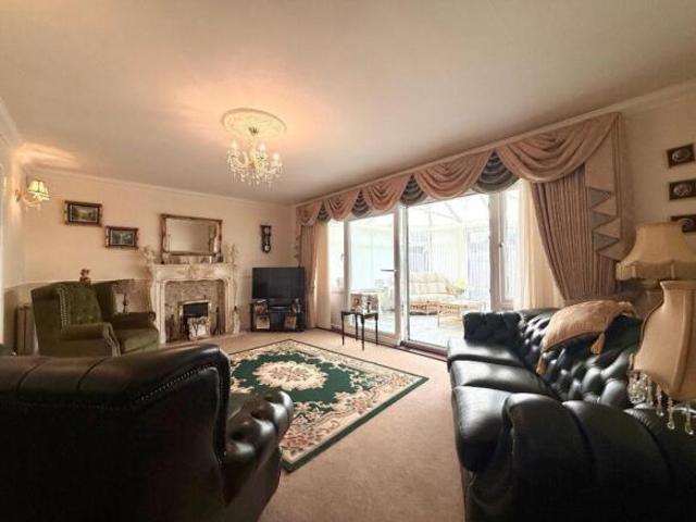 2 bedroom bungalow for sale in Claydon Close, Luton, LU3