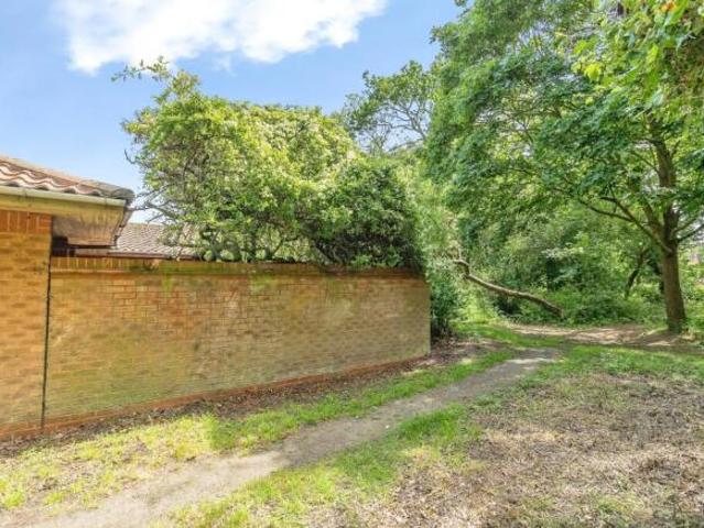 2 bedroom bungalow for sale in Edison Square, Shenley Lodge, Milton Keynes, Buckinghamshire, MK5