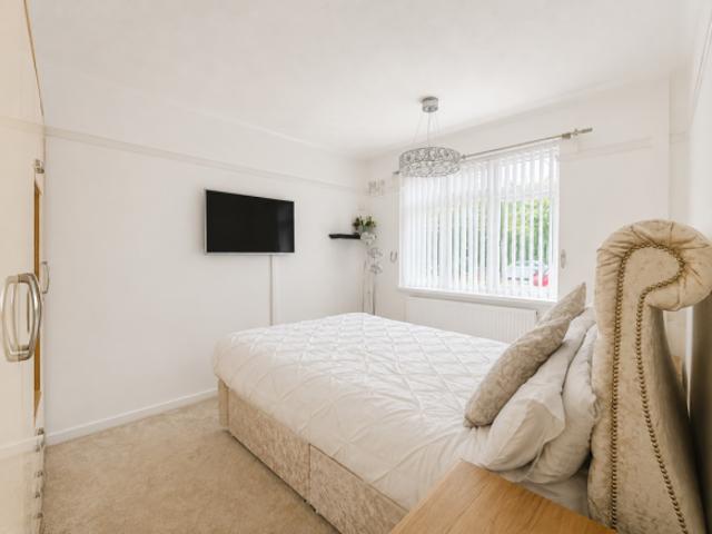 2 bedroom bungalow for sale in Faringdon Road, Luton, LU4