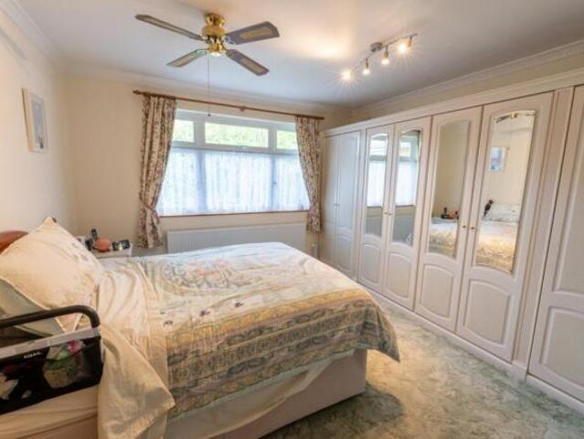 3 bedroom bungalow for sale in Hartland Way, Shirley, Croydon, CR0