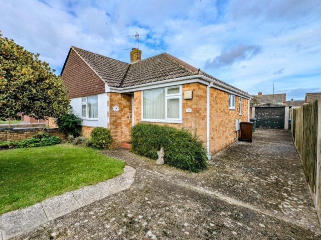2 bedroom bungalow for sale in High Drive, Berg Estate, Basingstoke, RG22