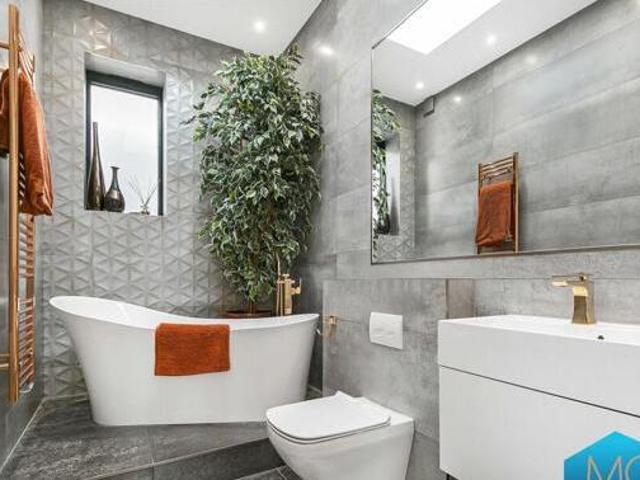 2 Bedroom Bungalow For Sale In London