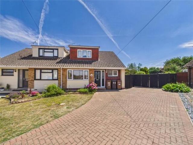 2 bedroom bungalow for sale in Lathcoates Crescent, Chelmsford, Essex, CM2