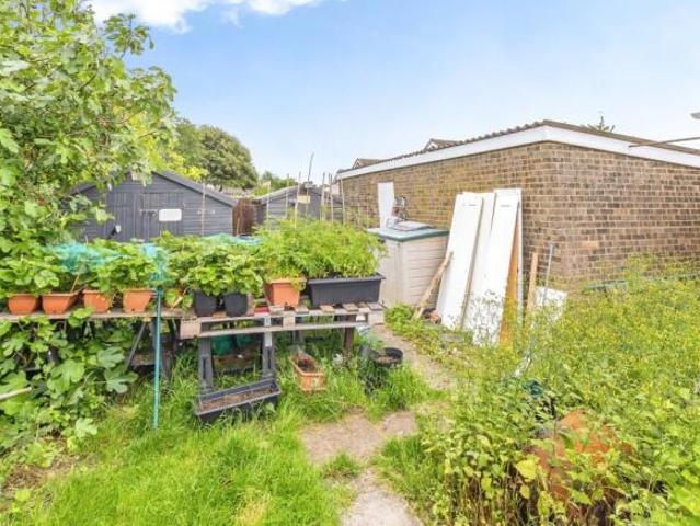 2 bedroom bungalow for sale in Lewis Close, Newport Pagnell, Buckinghamshire, MK16