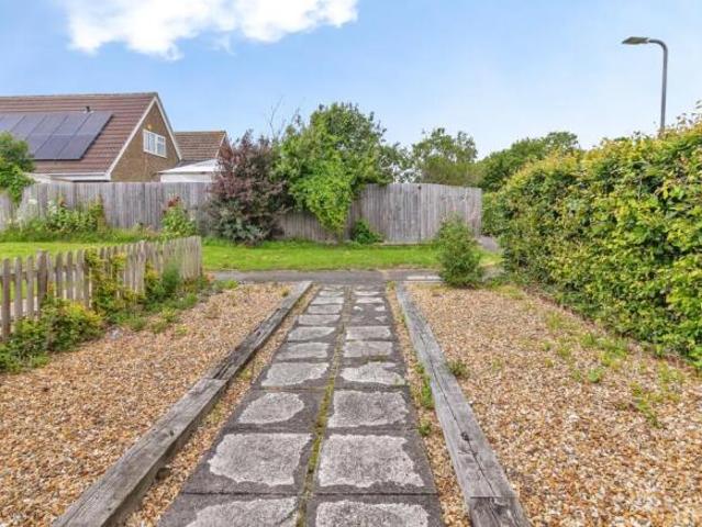 2 bedroom bungalow for sale in Lewis Close, Newport Pagnell, Buckinghamshire, MK16