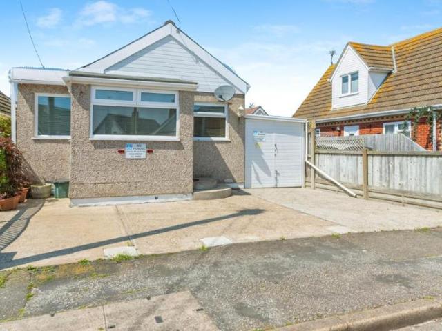 2 bedroom bungalow for sale in Meadow Way, Jaywick, Clacton on.