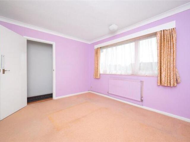 2 bedroom bungalow for sale in Swans Close, St. Albans, Hertfordshire, AL4