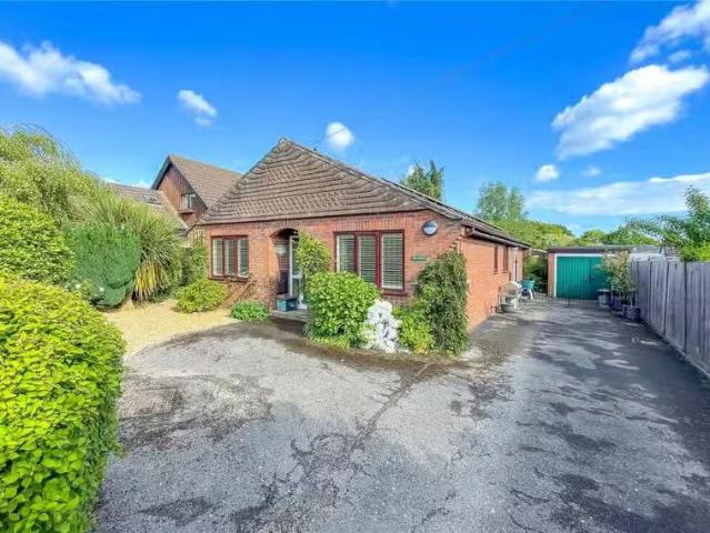 2 bedroom bungalow for sale in Poplar Lane, Bransgore, Christc.
