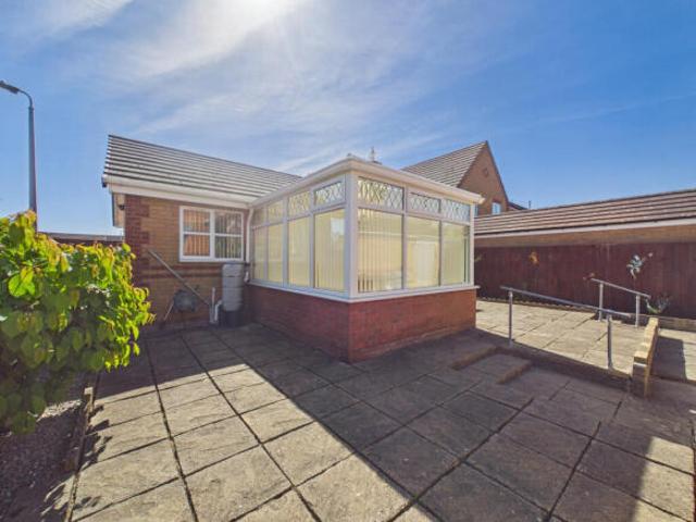 2 bedroom bungalow for sale in Parcevall Drive, Kingswood, Hull, HU7