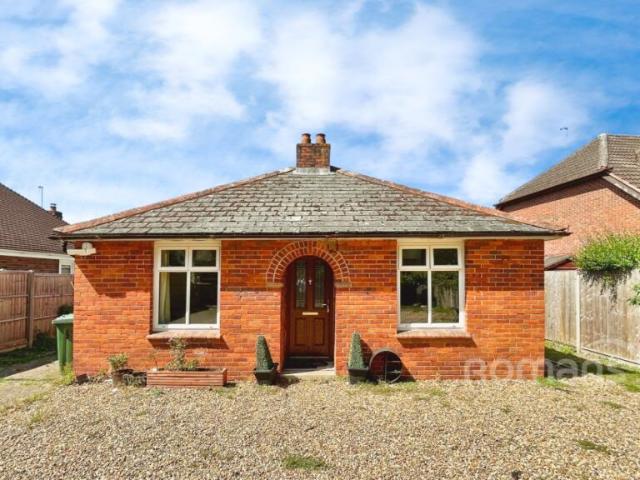 2 bedroom bungalow for sale in Reading Road, Chineham, Basingstoke, RG24