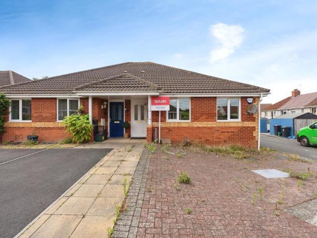 2 bedroom bungalow for sale in The Reubins, Bristol, BS5