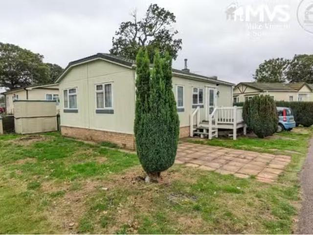 2 bedroom bungalow for sale in The Spinney, Jaywick Lane, Clac.