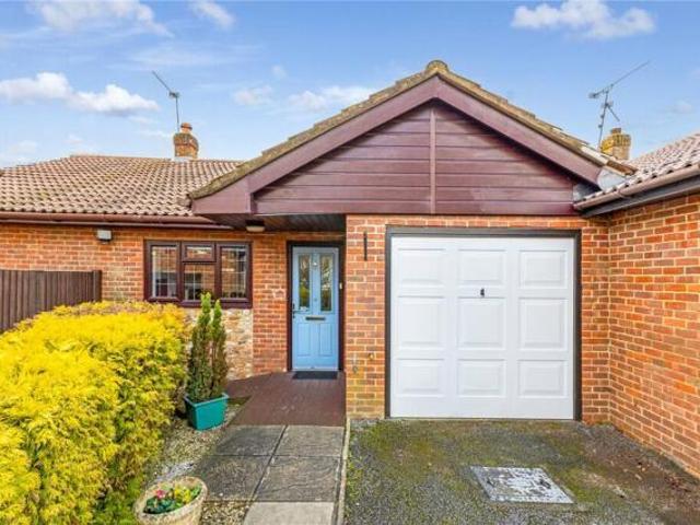 2 Bedroom Bungalow Farnham Surrey 99161618