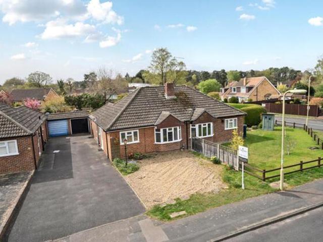 2 Bedroom Bungalow Fleet Hampshire LS101351802