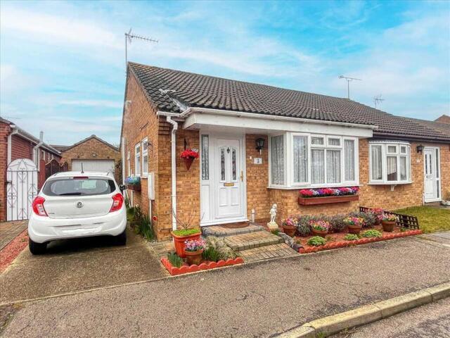 2 Bedroom Bungalow Frinton On Sea Essex 99608193