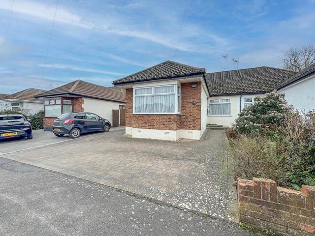 2 Bedroom Bungalow Hockley Essex 99475725