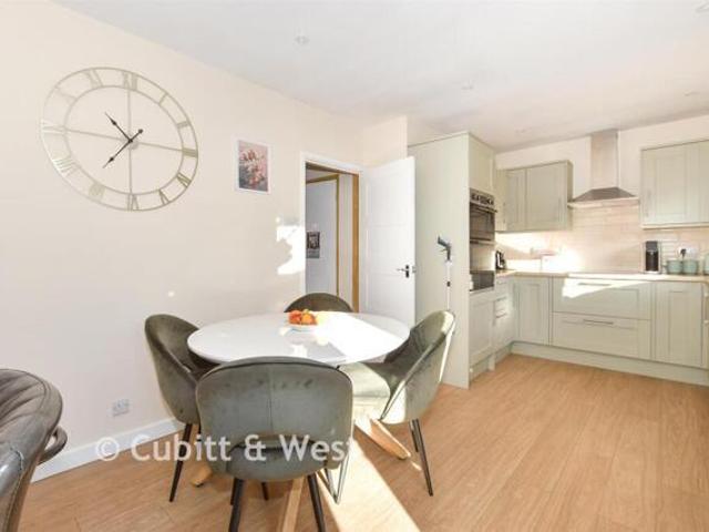 2 Bedroom Bungalow Horsham West Sussex LS99290453