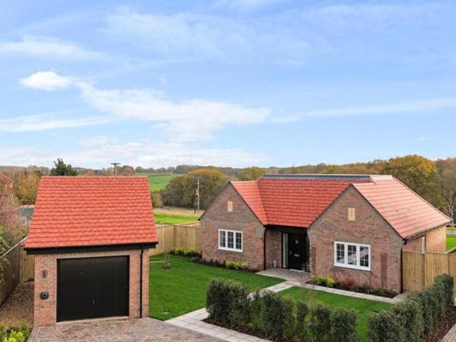 2 Bedroom Bungalow Hampshire Hampshire 99437093