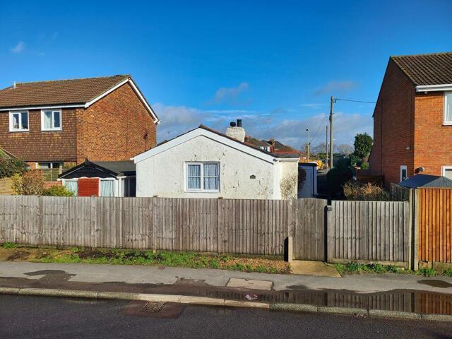 2 Bedroom Bungalow Hampshire Hampshire LS99203992