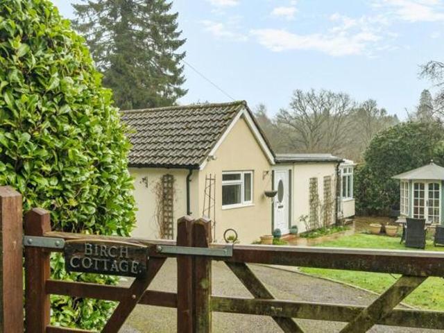 2 Bedroom Bungalow Haslemere Surrey LS99437160