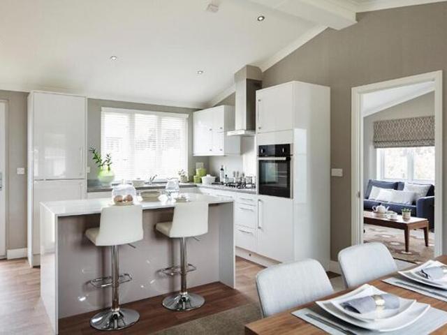 2 Bedroom Bungalow High Wycombe Buckinghamshire LS99735834