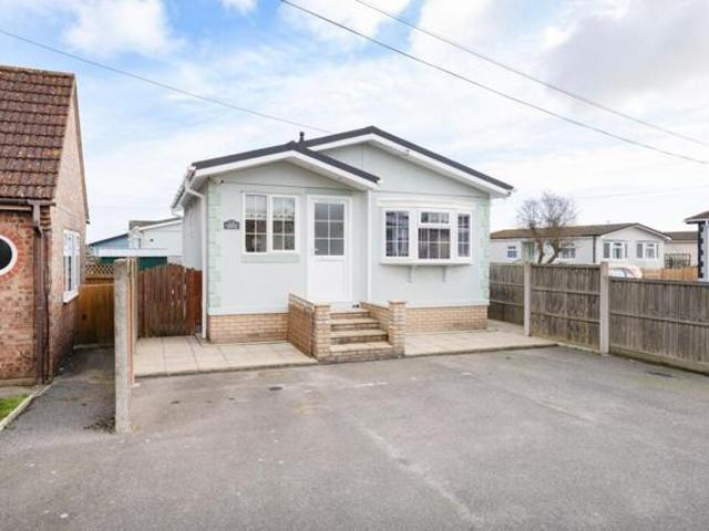 2 Bedroom Bungalow Lowestoft Suffolk 88781927