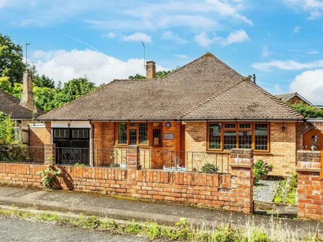 2 Bedroom Bungalow Leatherhead Surrey KT22 85909232